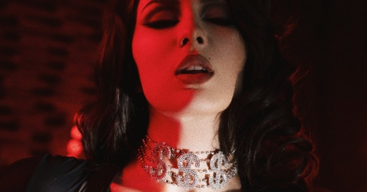 Смотреть клип MARUV "Maria": официальное танцевальное видео