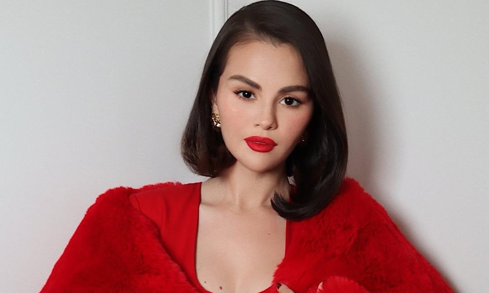 Селена Гомес показала красивый макияж с красной помадой, который будет в тренде весной 2025 ...