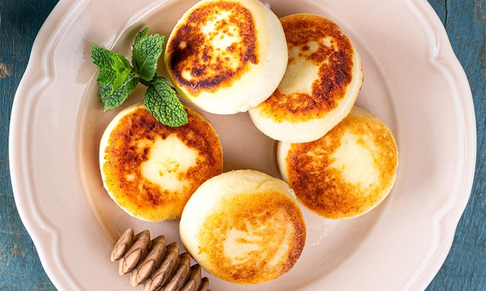 Як готувати сирники - рецепт сирників з манкою - Hochu.ua