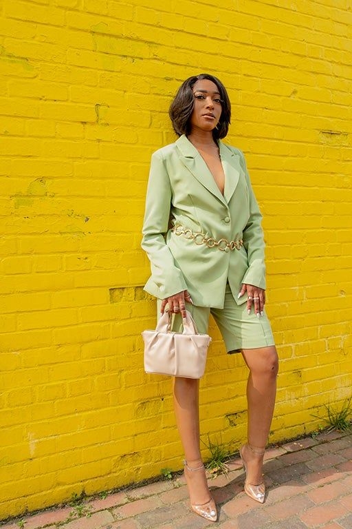 З чим носити класичний костюм із шортами навесні 2023