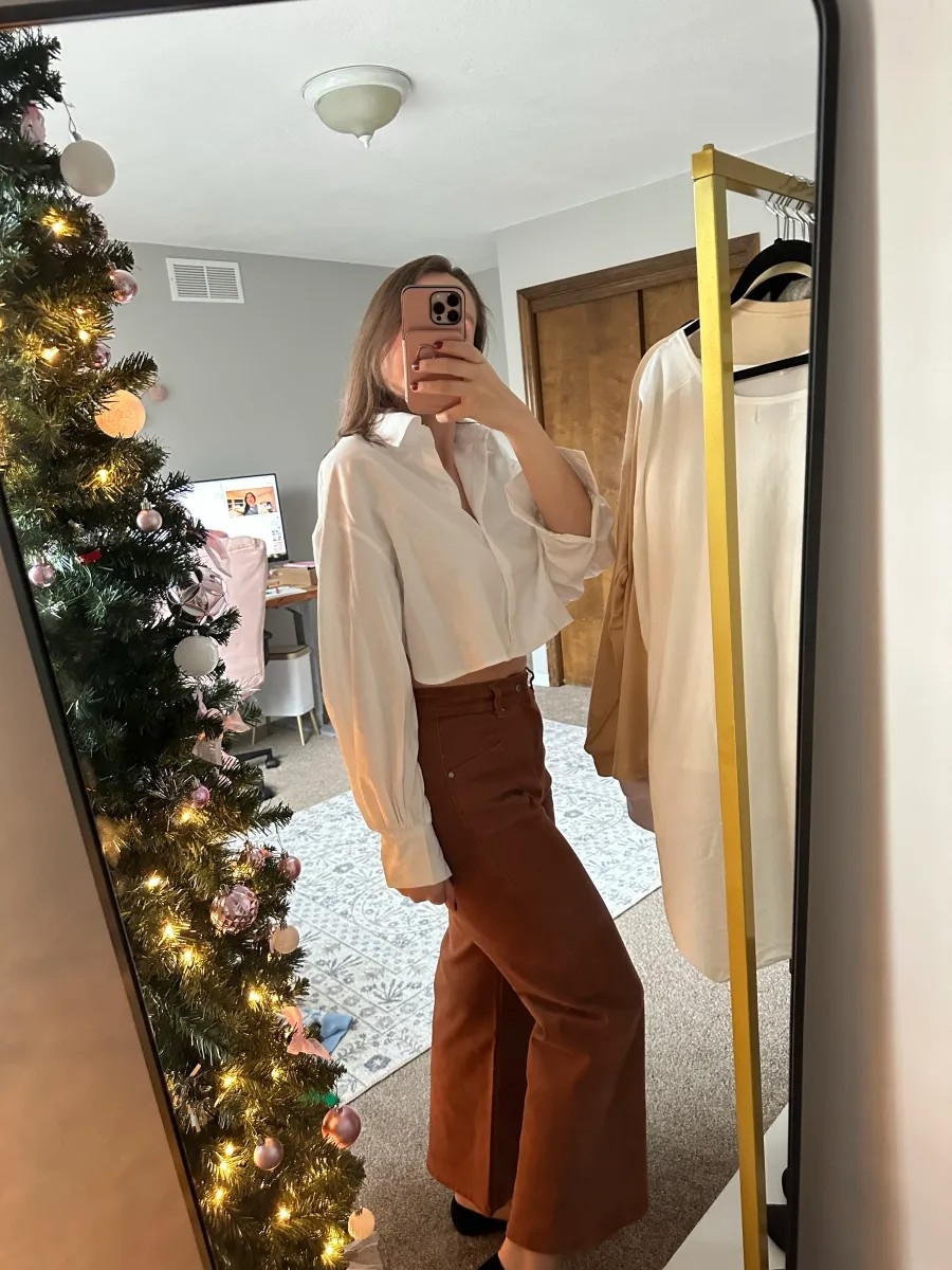 Коричневі джинси стали головним хітом цієї осені як їх носити щоб виглядати стильно фото